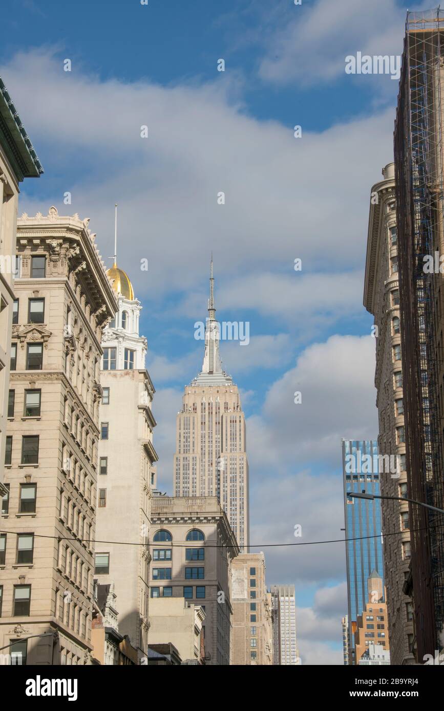 The steam rises and drifts among the Midtown Manhattan buildings in New ...