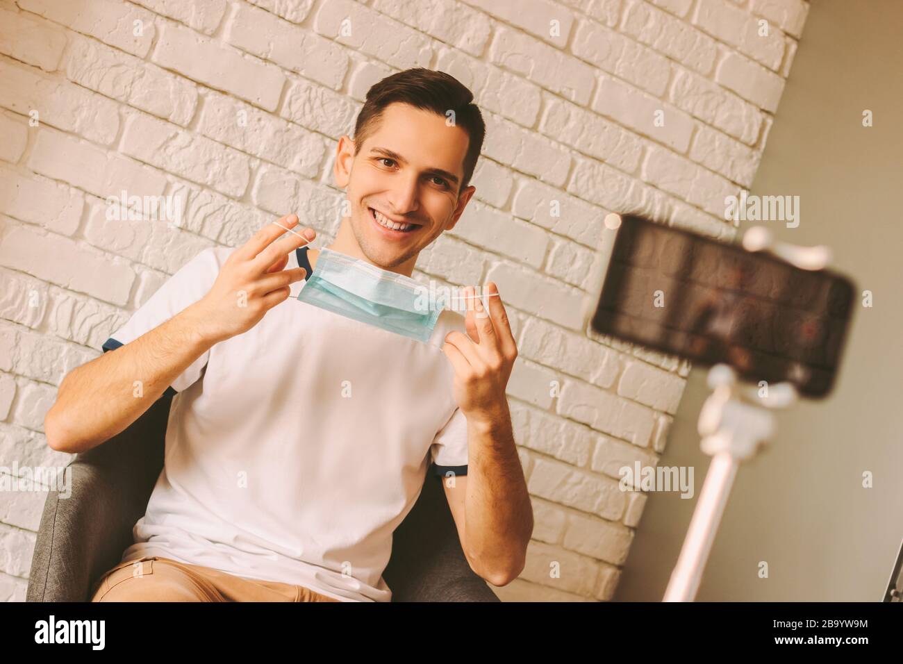 Face to camera filming hi-res stock photography and images - Alamy