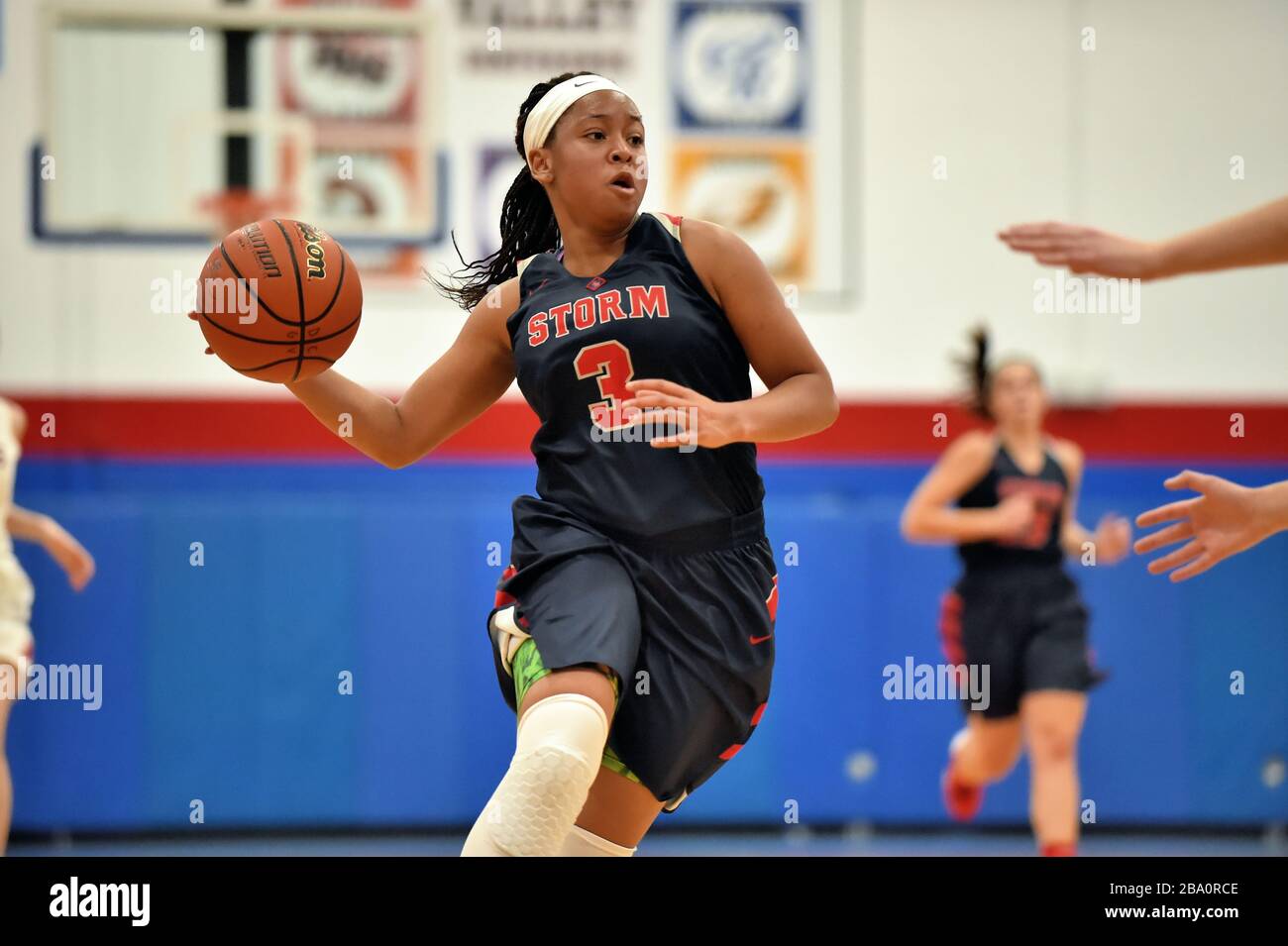Cross court pass hi-res stock photography and images - Alamy