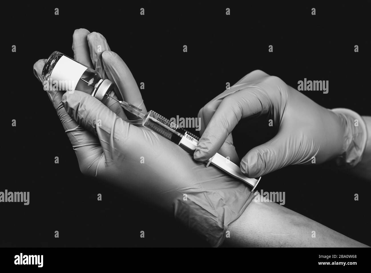 Black woman nurse injecting patient hi-res stock photography and images ...