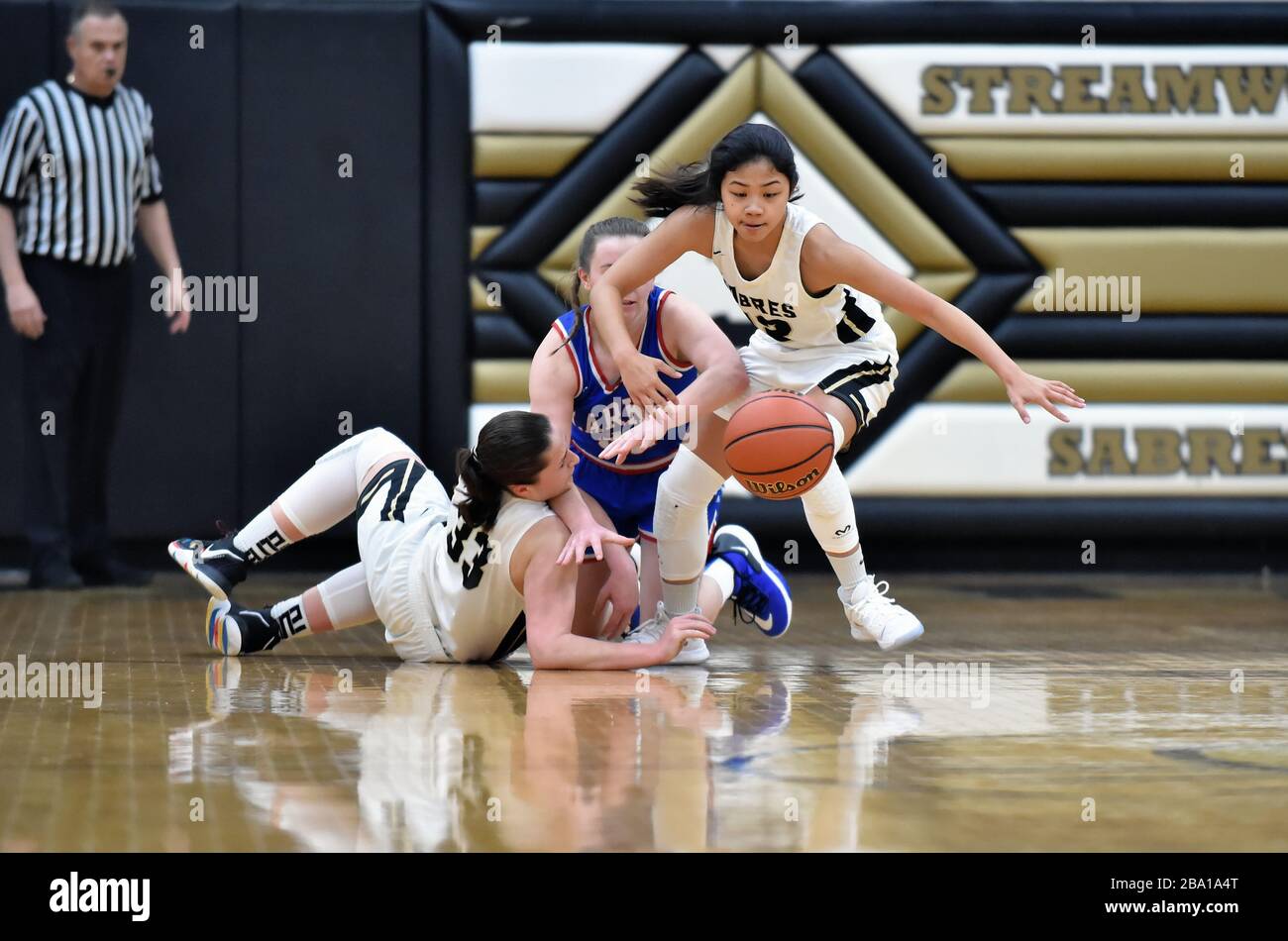 Diving teenager hi-res stock photography and images - Alamy