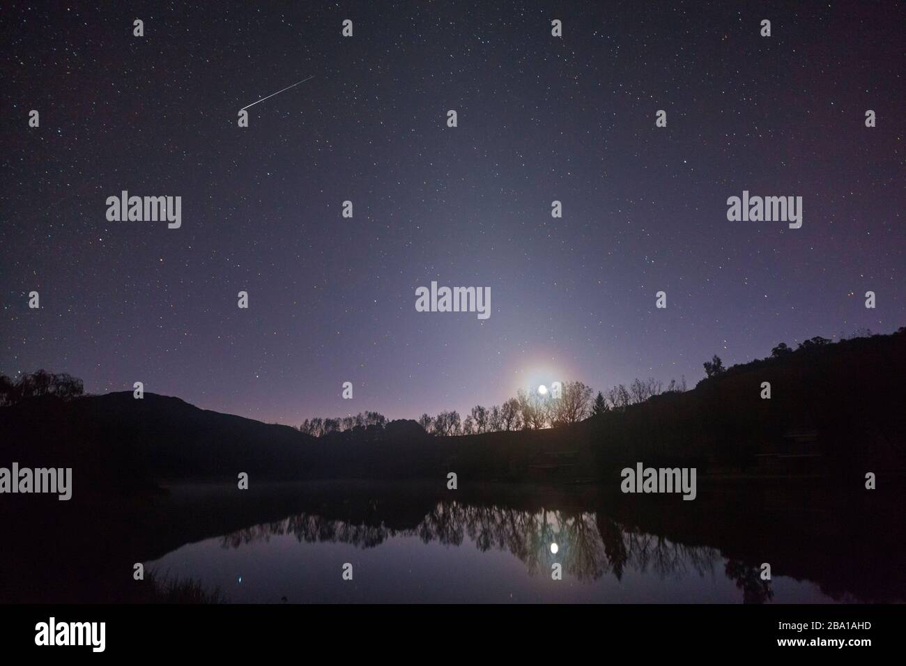 Moon rise over the water Stock Photo - Alamy