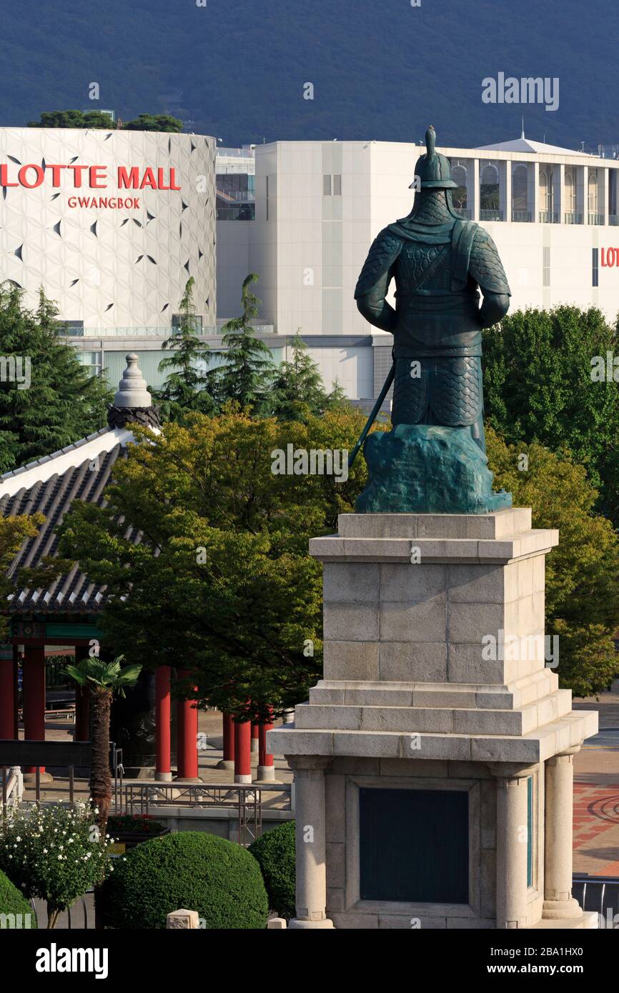 Admiral Yi sun-shin Statue, Yongdusan Park, Busan, South Korea, Asia ...