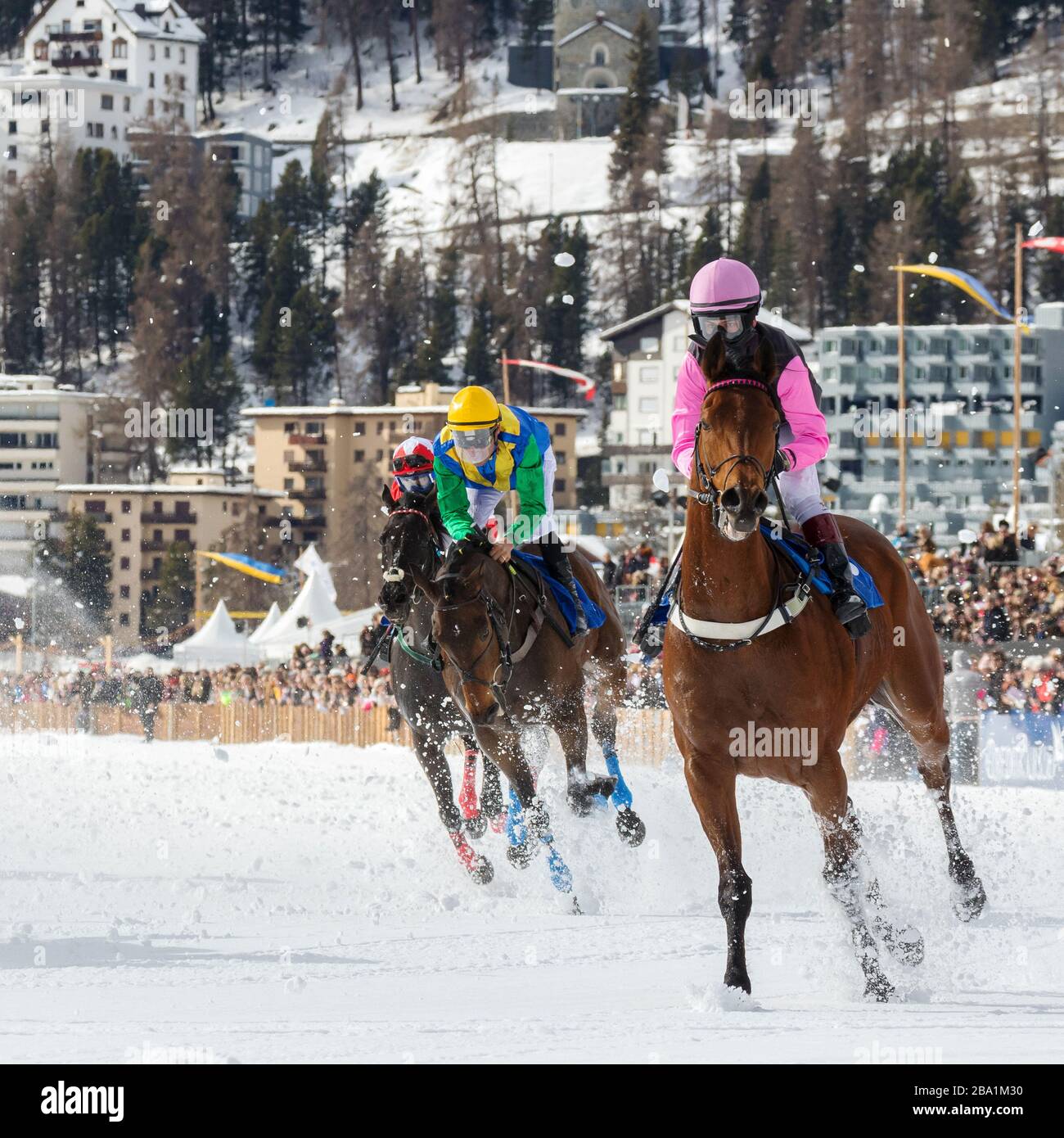 White turf race hi-res stock photography and images - Alamy