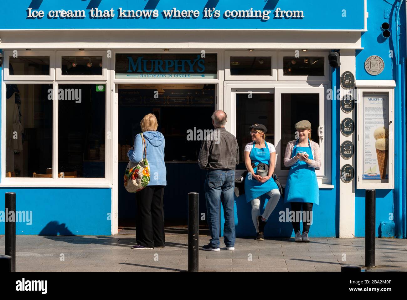 Murphy's ice cream employees inviting customers and offering free ice ...
