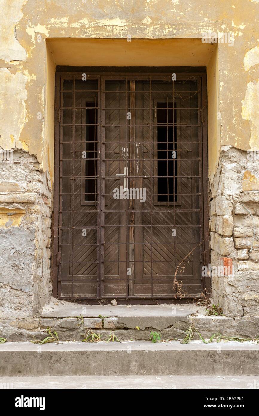 Abandoned old house with faded paint Stock Photo - Alamy