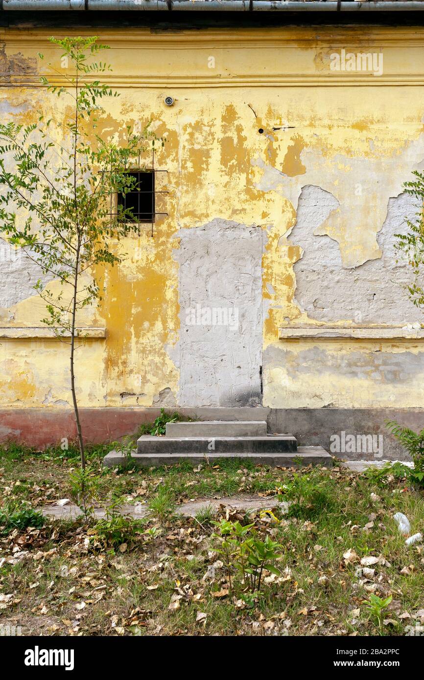 Abandoned old house with faded paint Stock Photo - Alamy