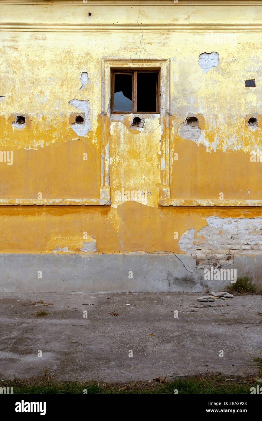 Abandoned old house with faded paint Stock Photo - Alamy