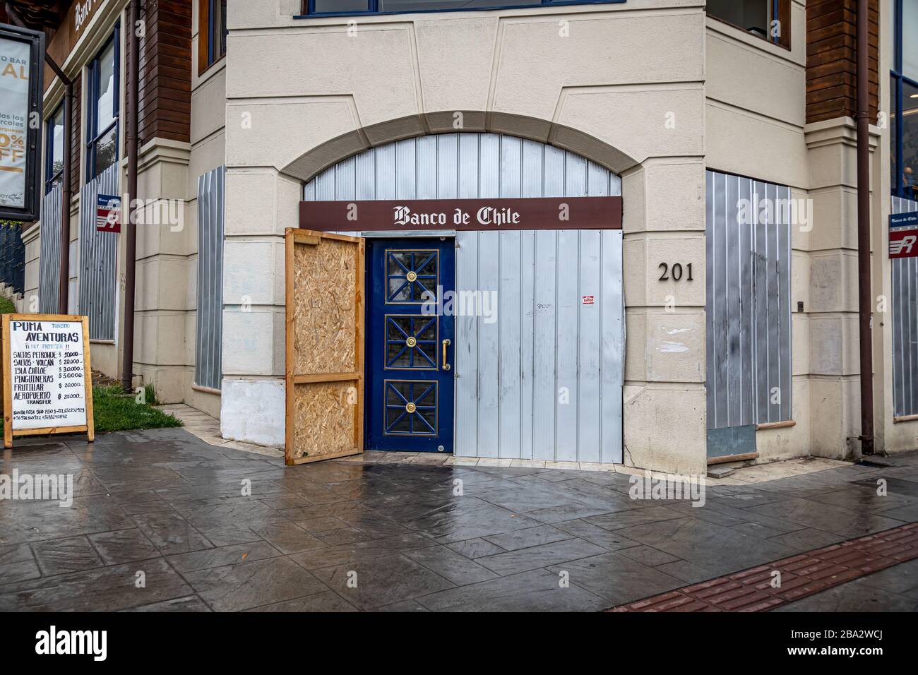 Tour bank hi-res stock photography and images - Alamy