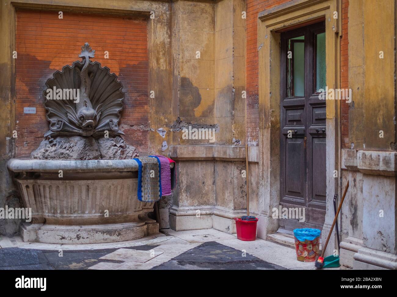 Roman courtyard. Rome, Italy Stock Photo - Alamy