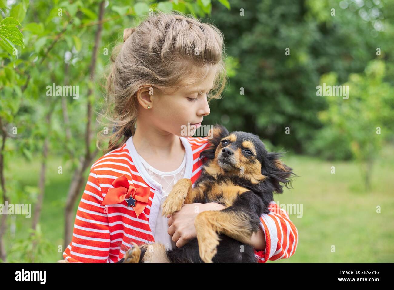 Child hugging dog hi-res stock photography and images - Alamy