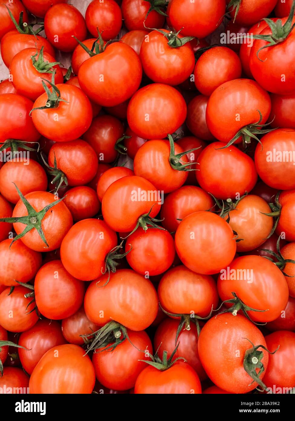 lots of red ripe tomatoes for eating like a background Stock Photo - Alamy