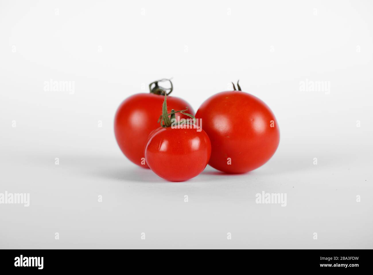 Shiny red tomatoes hi-res stock photography and images - Alamy