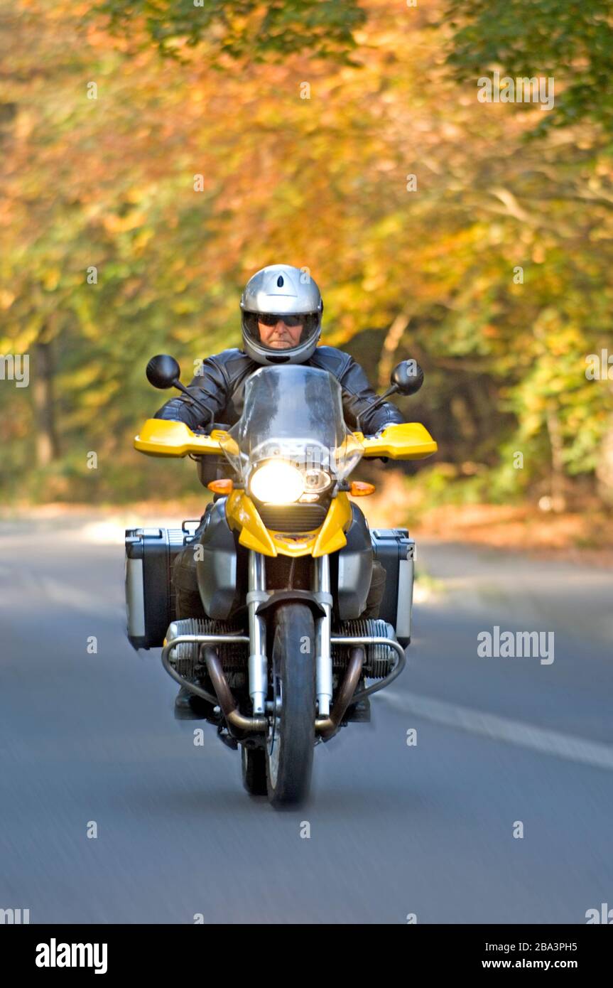 Motorradfahrer faehrt mit BMW-Motorrad in Herbstlandschaft, MR: Yes ...