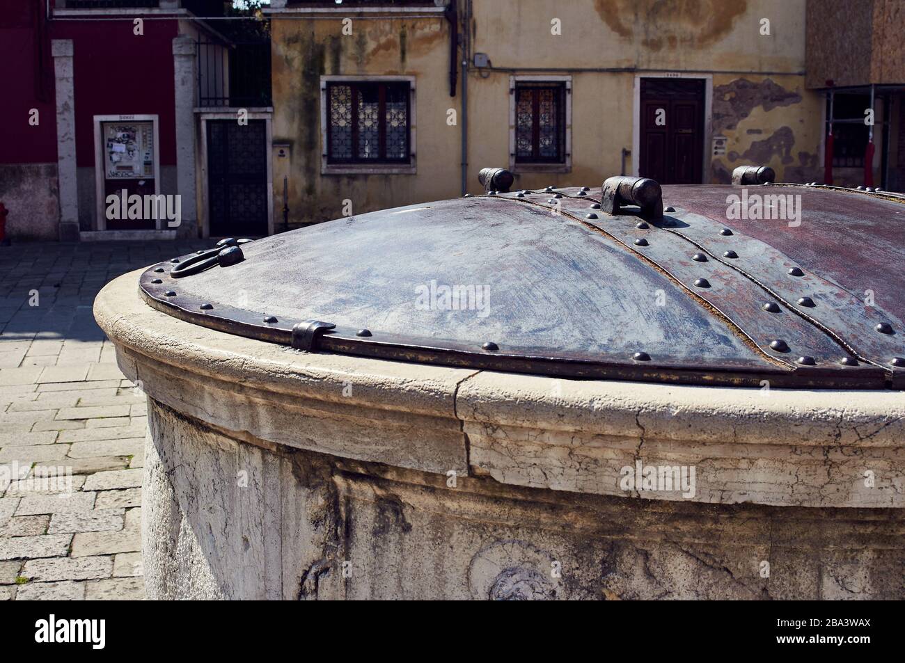 Old stone well with metal lid in Venice Stock Photo - Alamy