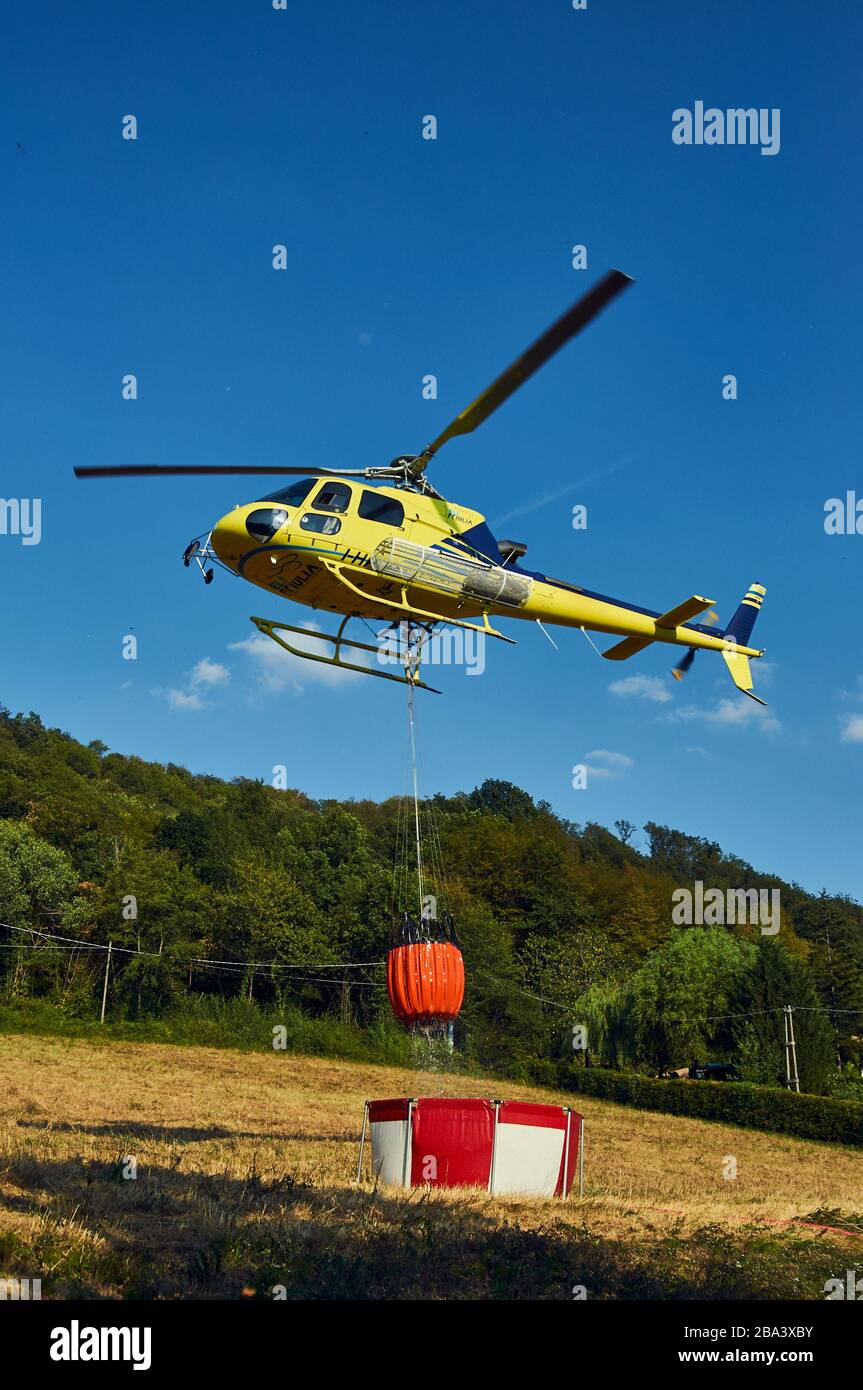 Helicopter refilling tank of water during fire Stock Photo - Alamy