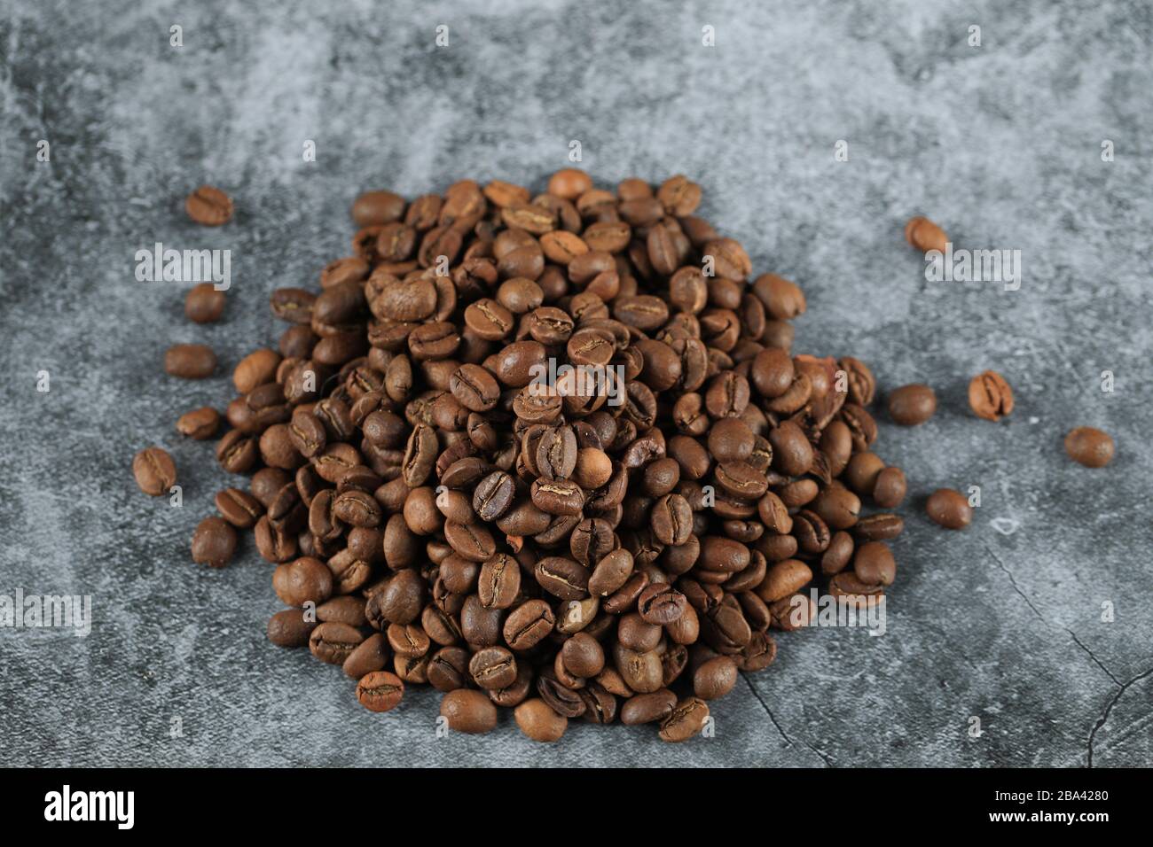 Fresh coffee beans in the middle of the background Stock Photo - Alamy