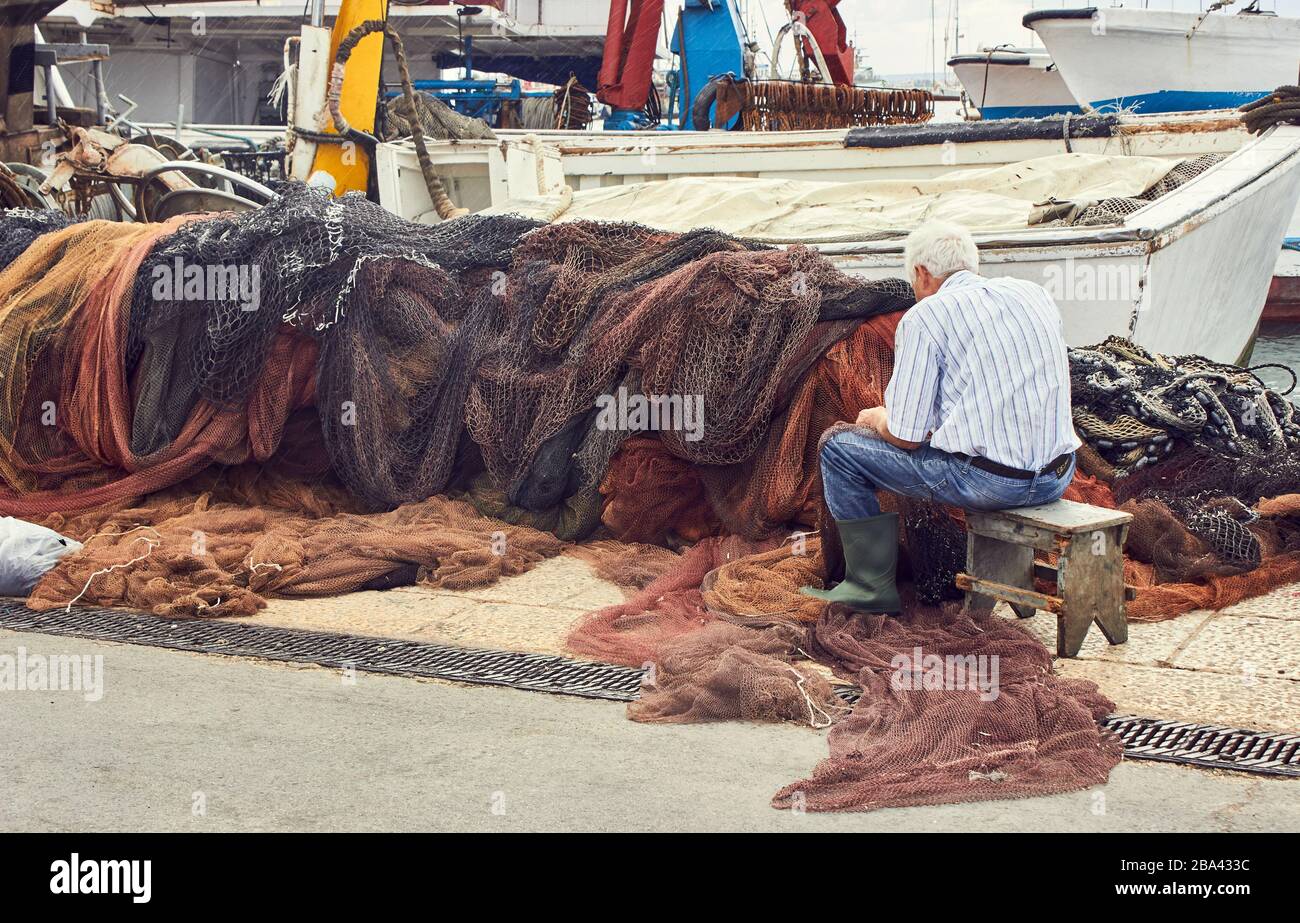 Detail of hands mending fishing nets hi-res stock photography and ...