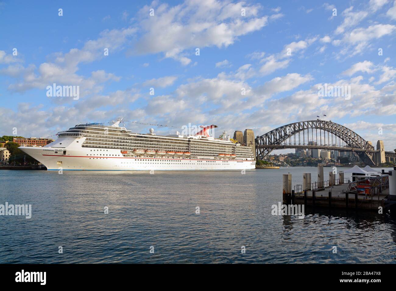 Cruise ships in sydney hi-res stock photography and images - Alamy