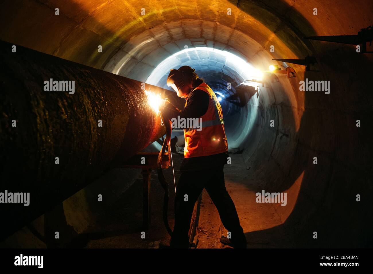 Man welding inside pipe hi-res stock photography and images - Alamy