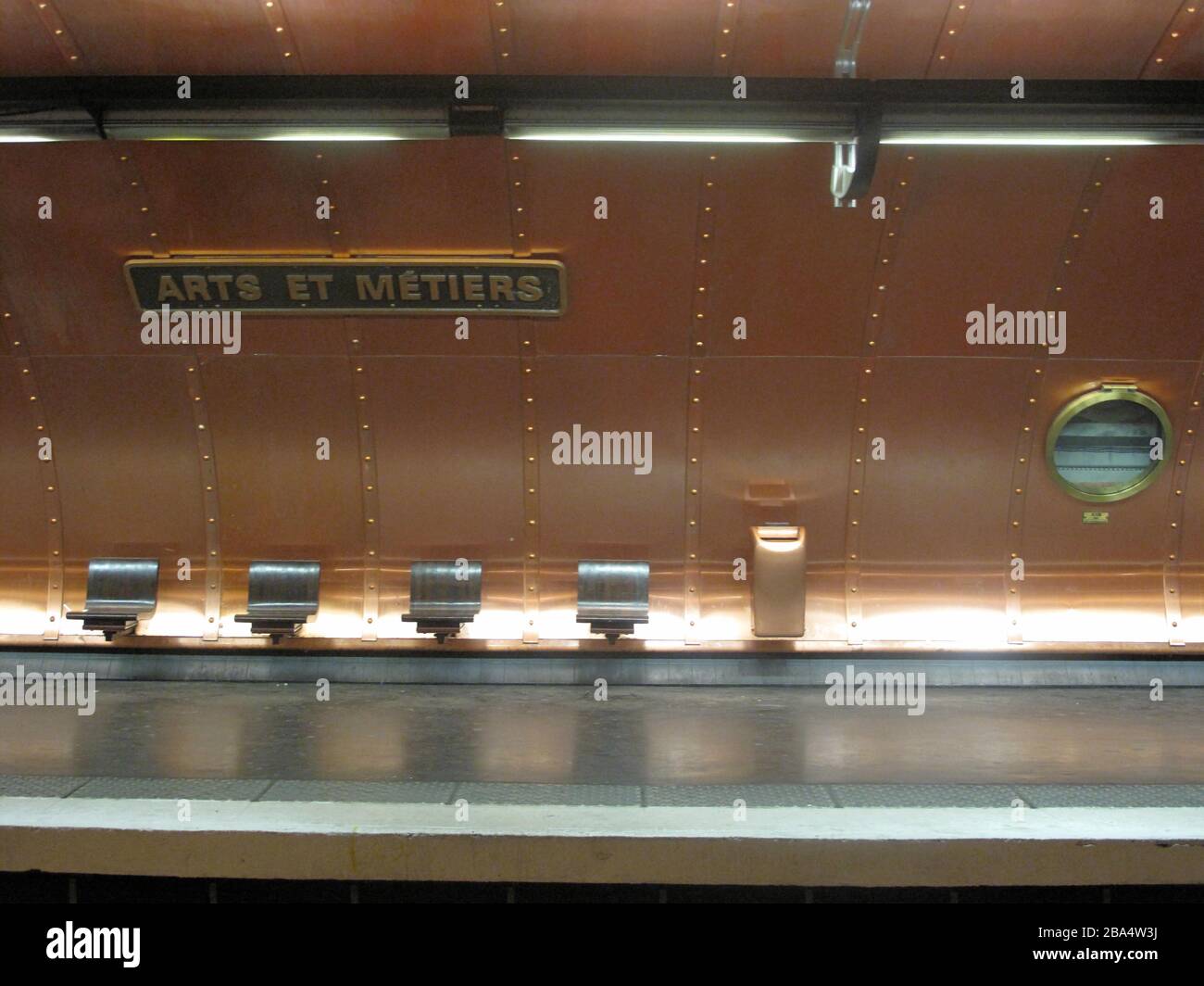 Metro paris arts et metiers hi-res stock photography and images - Alamy