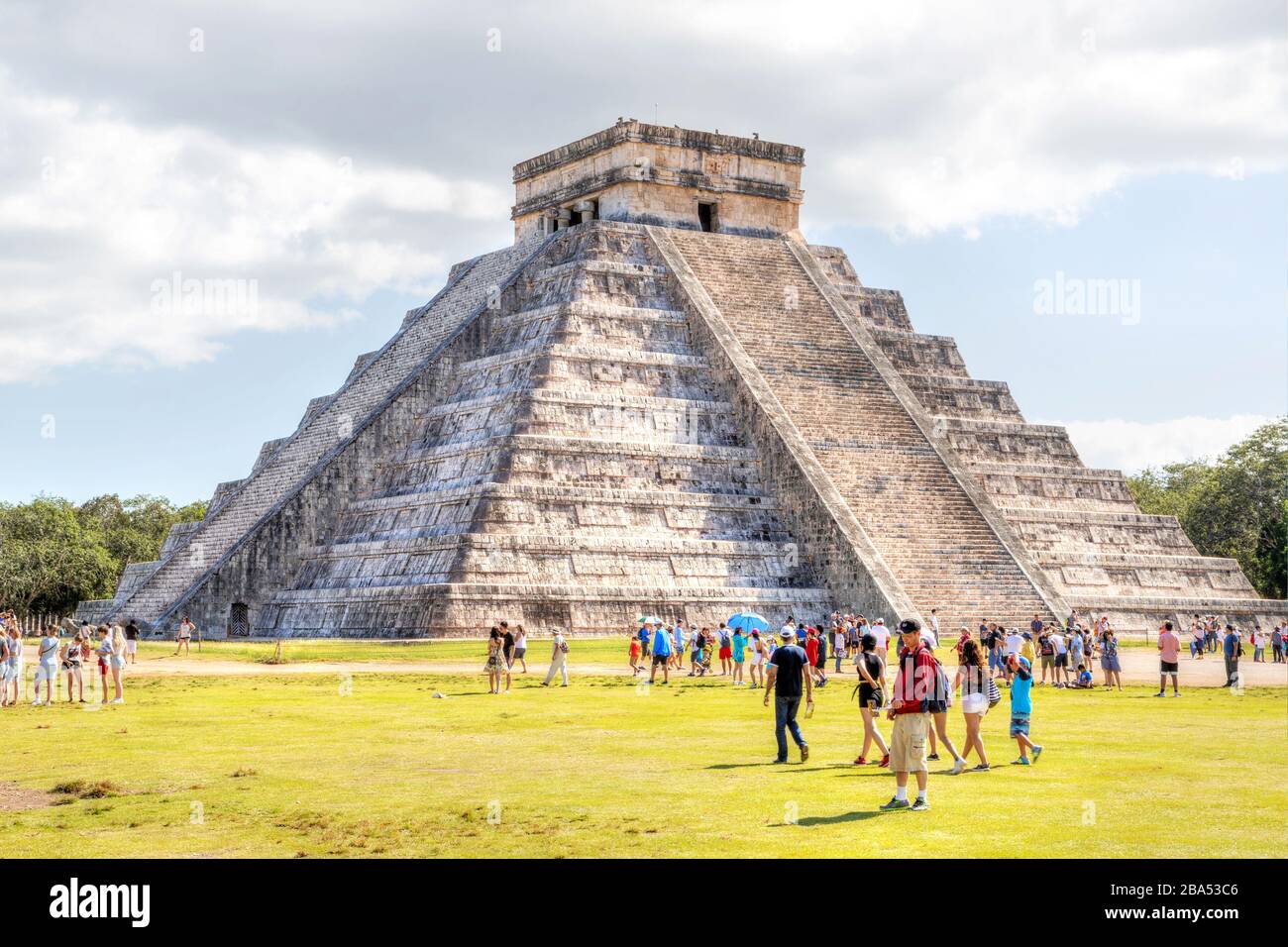 Mayan pyramid of kukulcan in chichen itza chichen itza hi-res stock ...