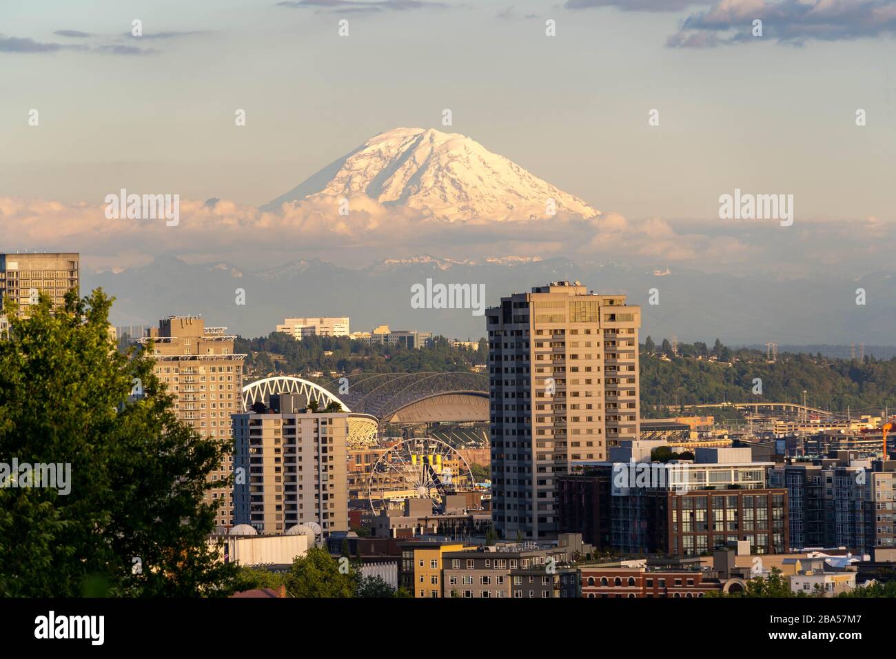 The Seattle Skyline with a prominent mount Rainier Stock Photo - Alamy
