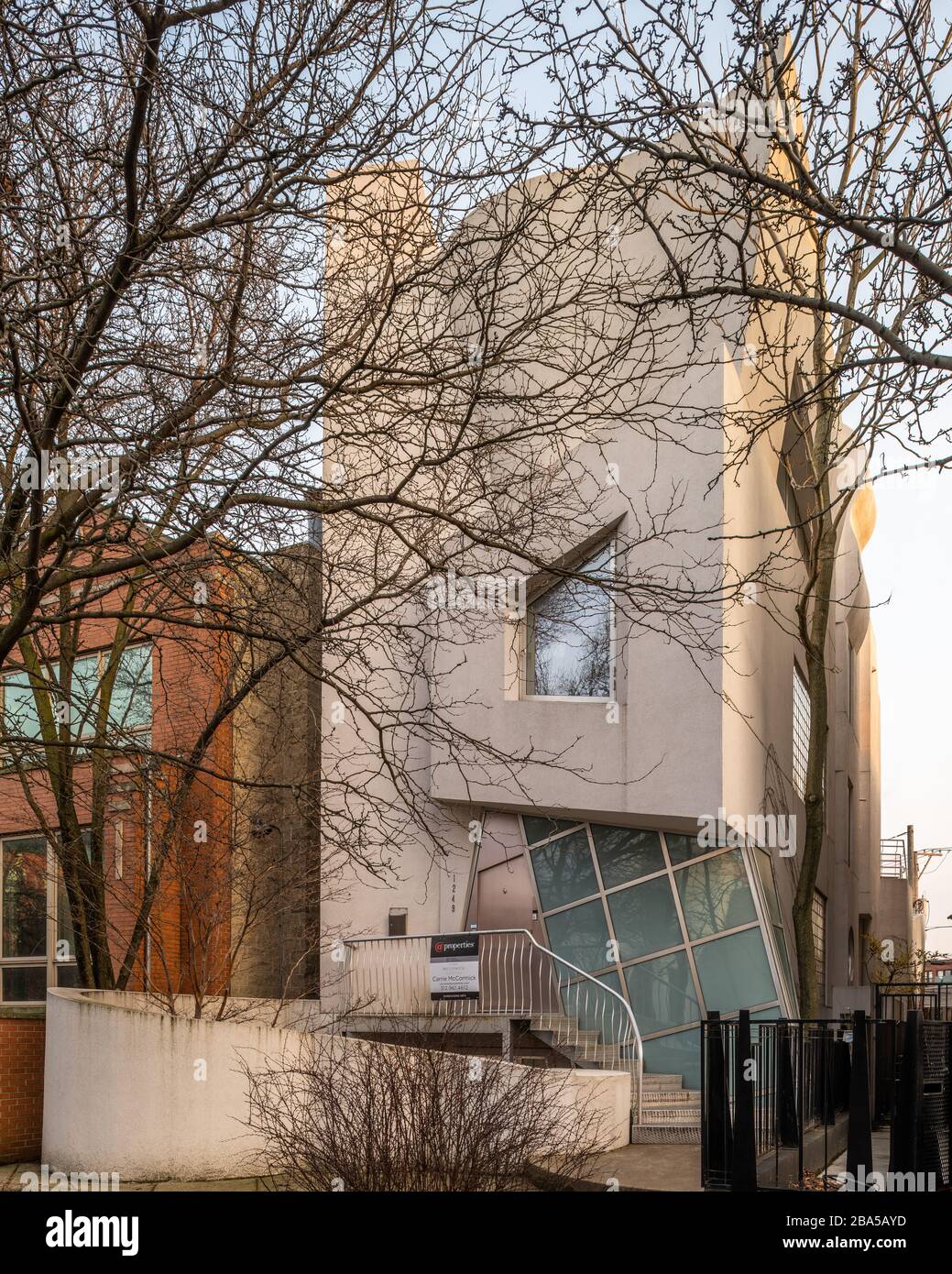 Post-Modern residential building in Lincoln Park Stock Photo - Alamy