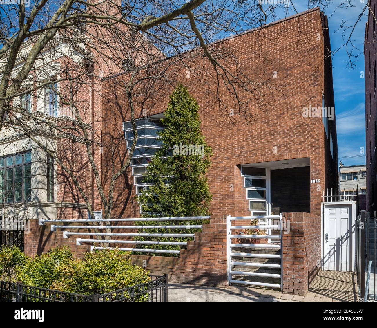 Post-Modern residential building in Lincoln Park Stock Photo - Alamy