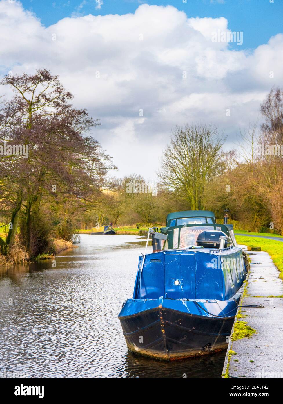 The Leeds Liverpool Canal at Salterforth in the beautiful countryside ...