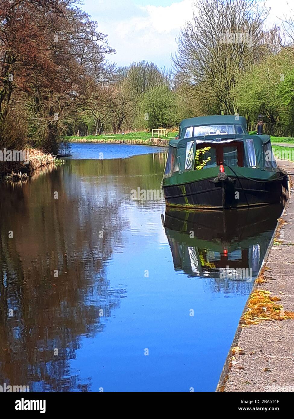 The Leeds Liverpool Canal at Salterforth in the beautiful countryside ...