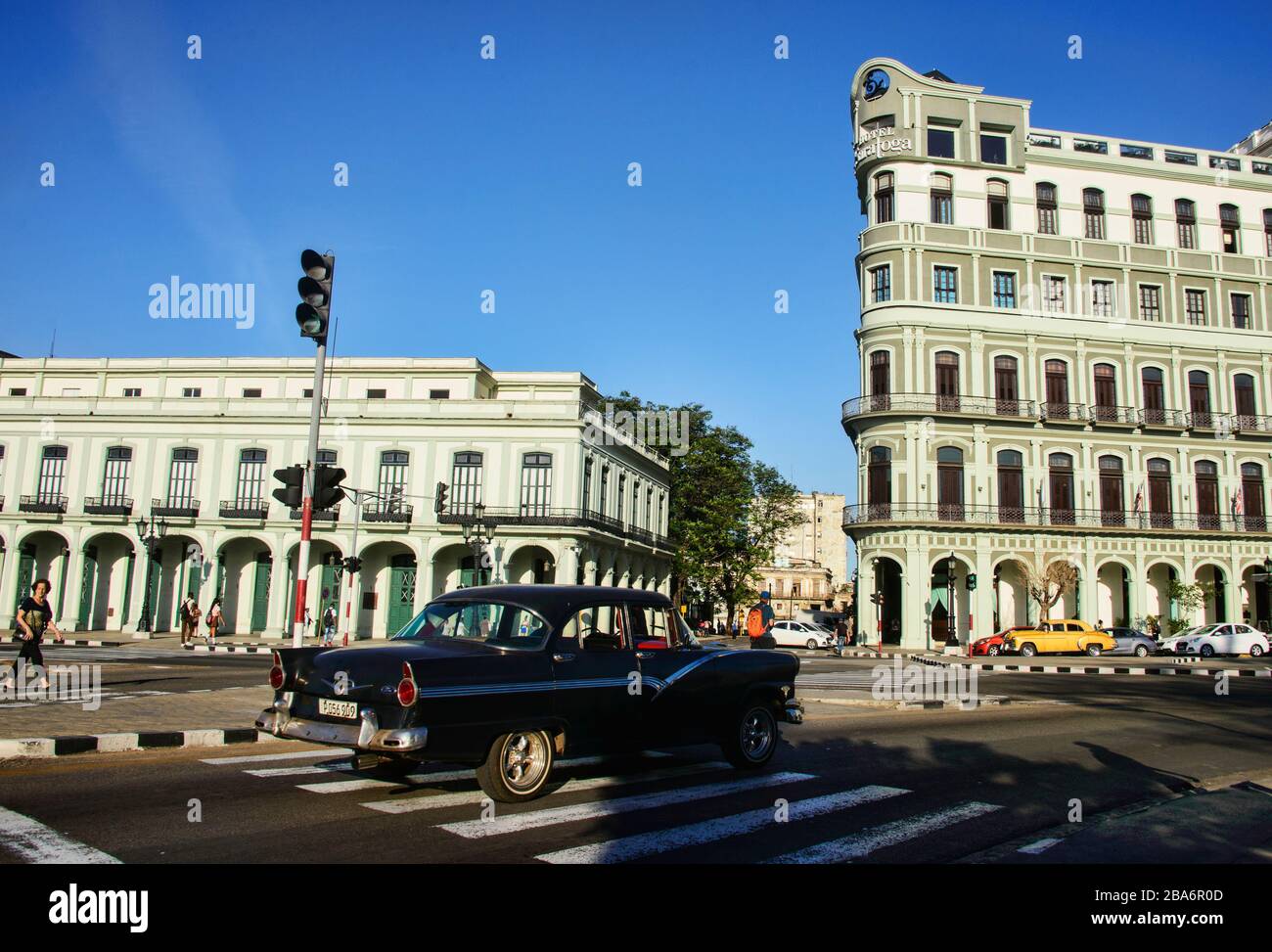 Classic cars and colonial architecture, Havana, Cuba Stock Photo - Alamy