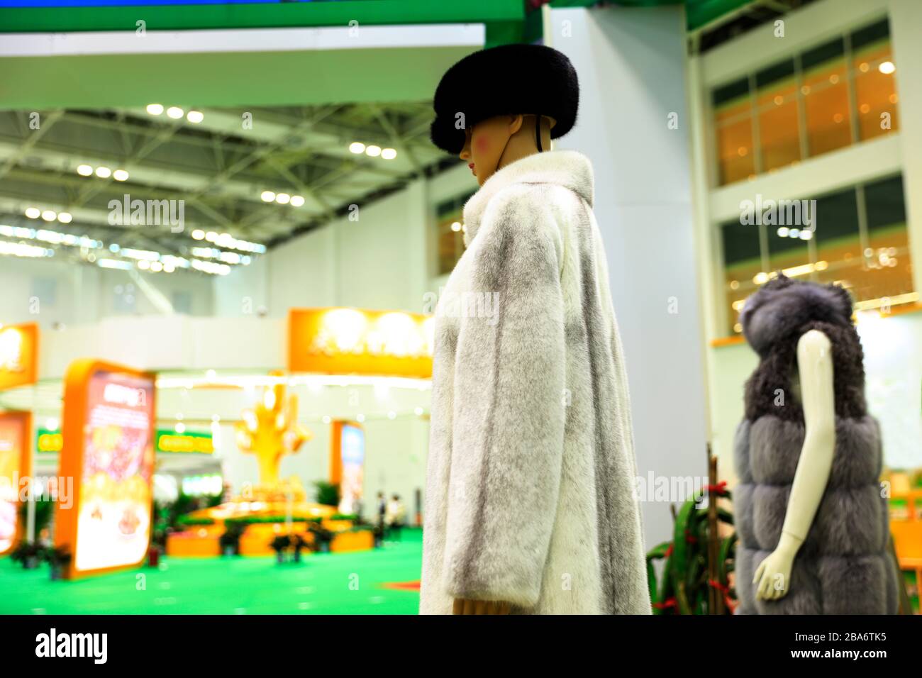 Fur coats mink sable hi-res stock photography and images - Alamy