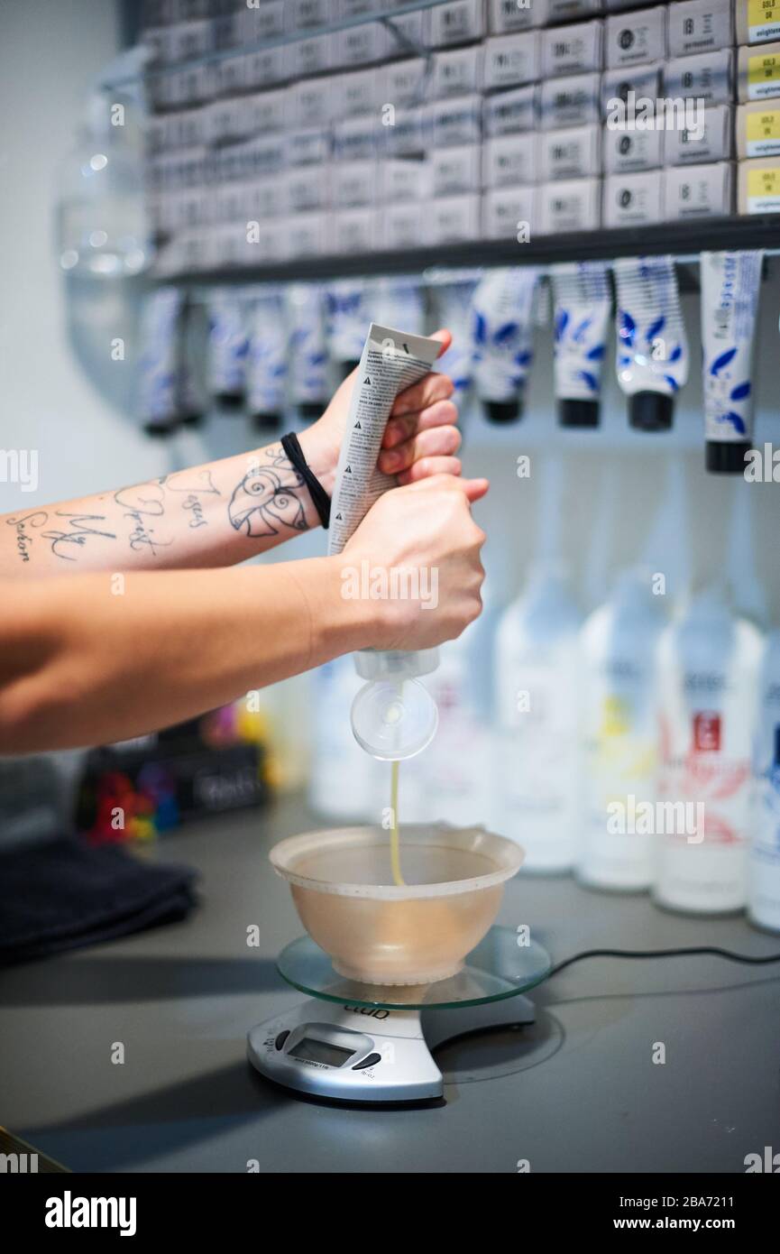 Woman mixing hair color at a salon Stock Photo - Alamy