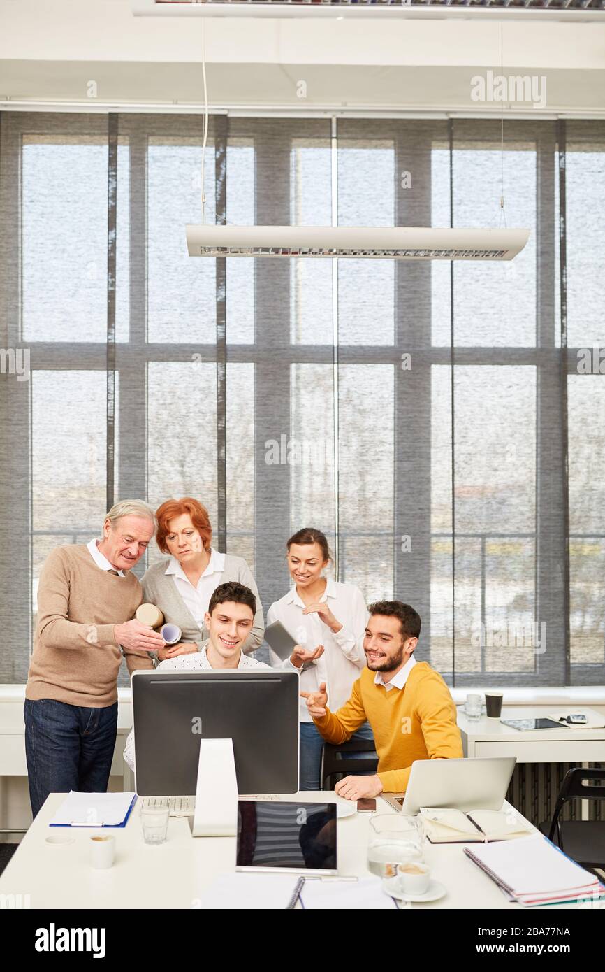 Computer man gives training hi-res stock photography and images - Alamy