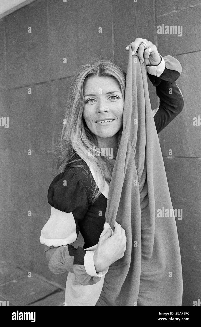 Lena Valaitis, deutsche Schlagersängerin, bei einem Mode Foto Shooting ...