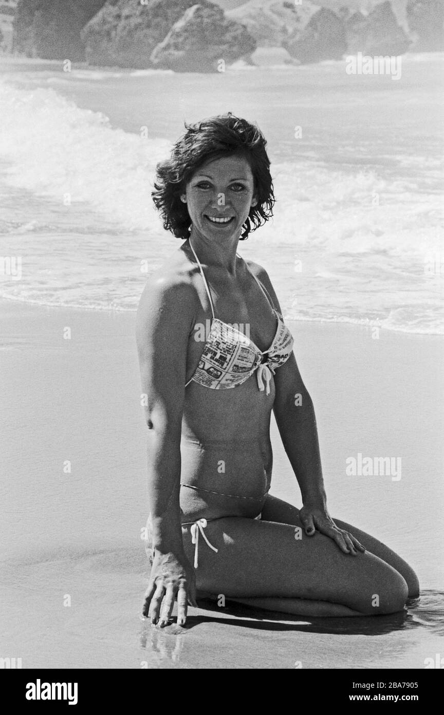 Dorthe Kollo, dänische Schlagersängerin, im Urlaub am Strand, um 1984. Danish schlager singer ...