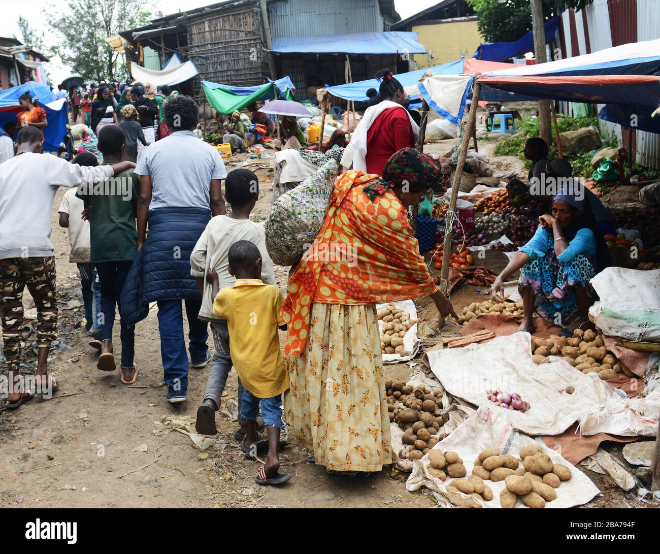 The vibrant Waliso market in Oromia, Ethiopia Stock Photo - Alamy