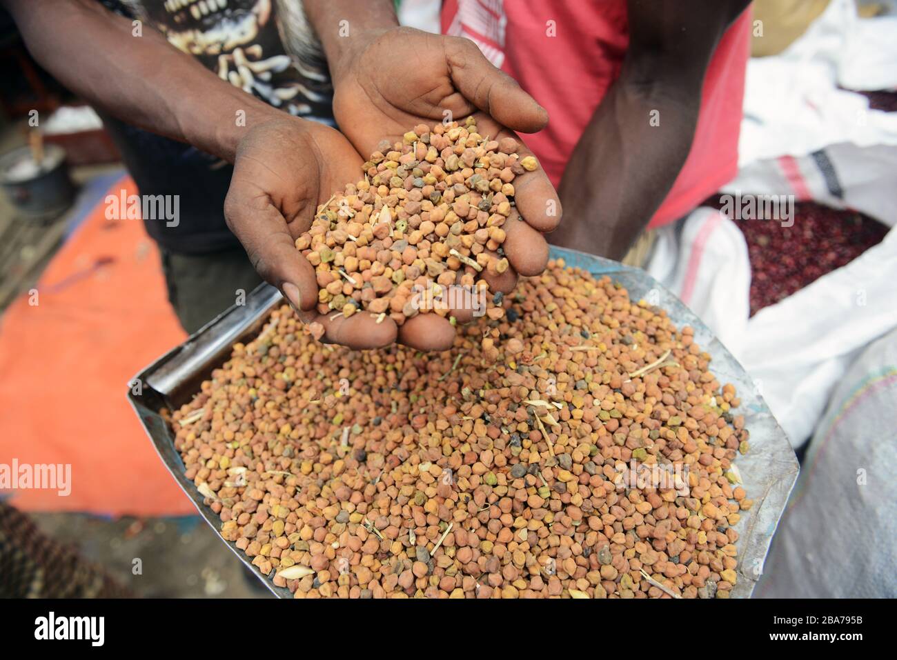 Black chickpeas sold at the Waliso market in Ethiopia Stock Photo - Alamy