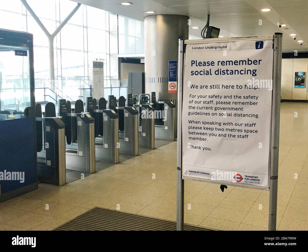 Paddington underground station entrance hi-res stock photography and ...