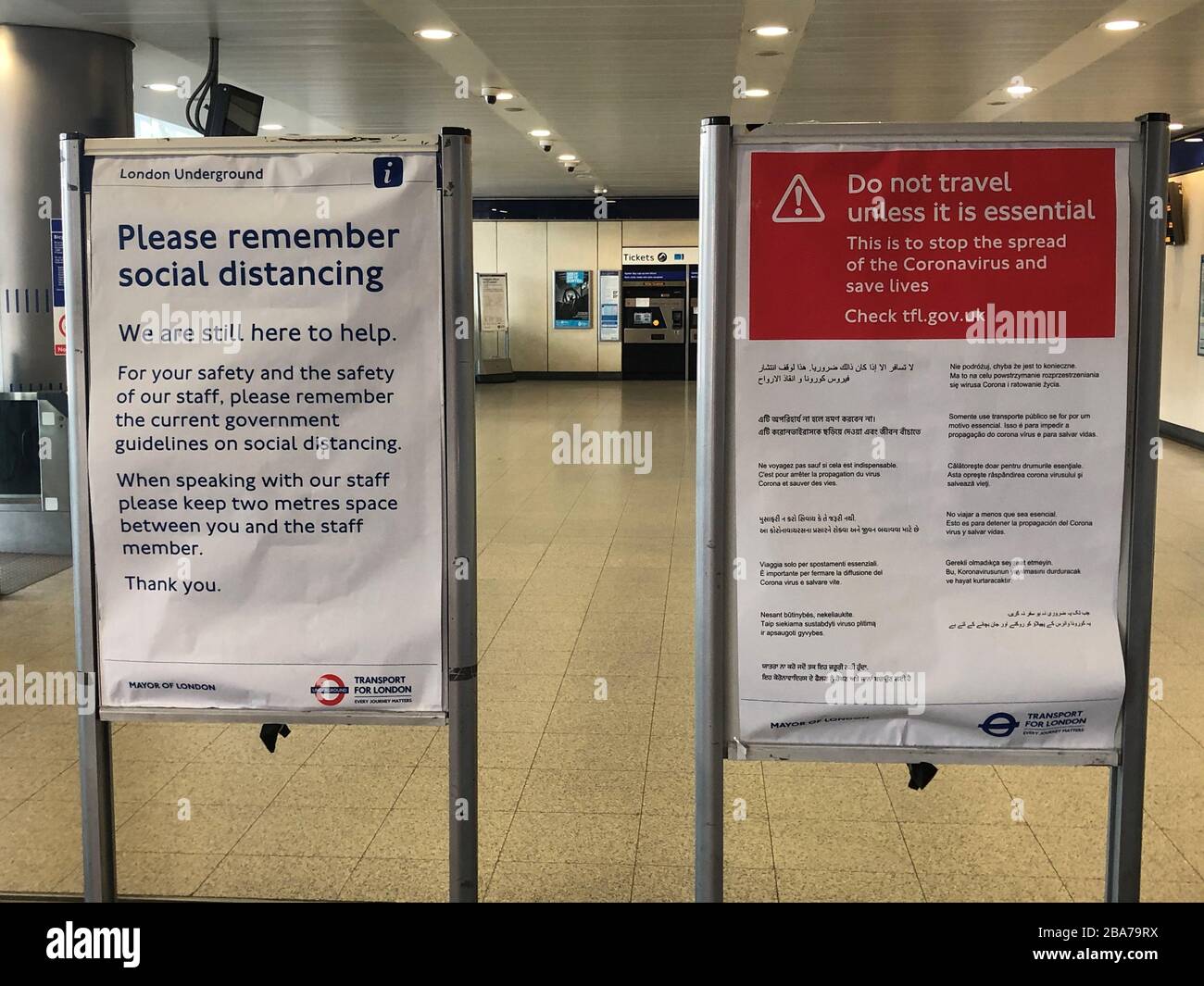 Paddington underground station entrance hi-res stock photography and ...