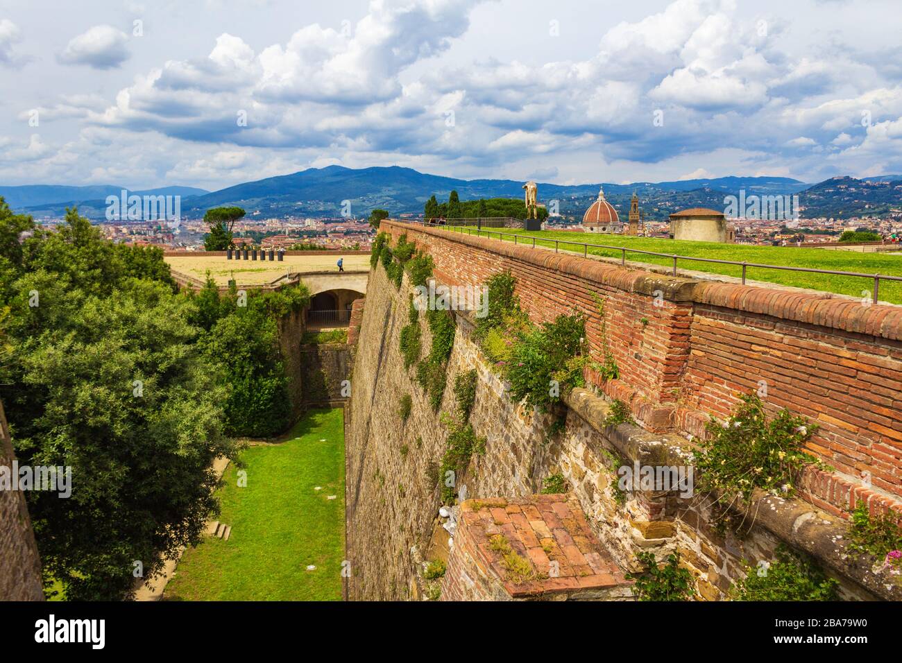 Spectacular castle ramparts hi-res stock photography and images - Alamy