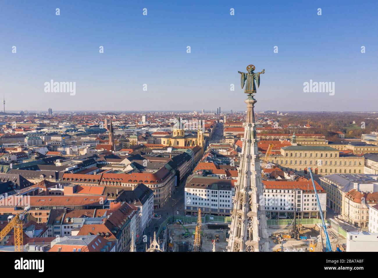 Muenchner Kindl statue on the New Town Hall (Neues Rathaus), in Munich ...