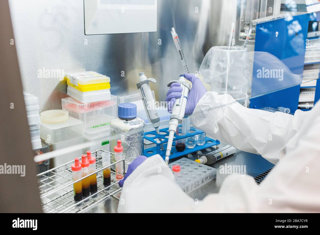 Covid 19 lab hi-res stock photography and images - Alamy