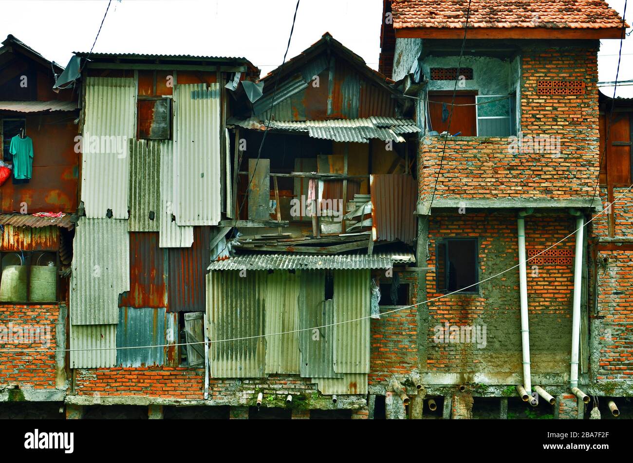 Slum house on the edge of a canal in Jakarta Stock Photo - Alamy