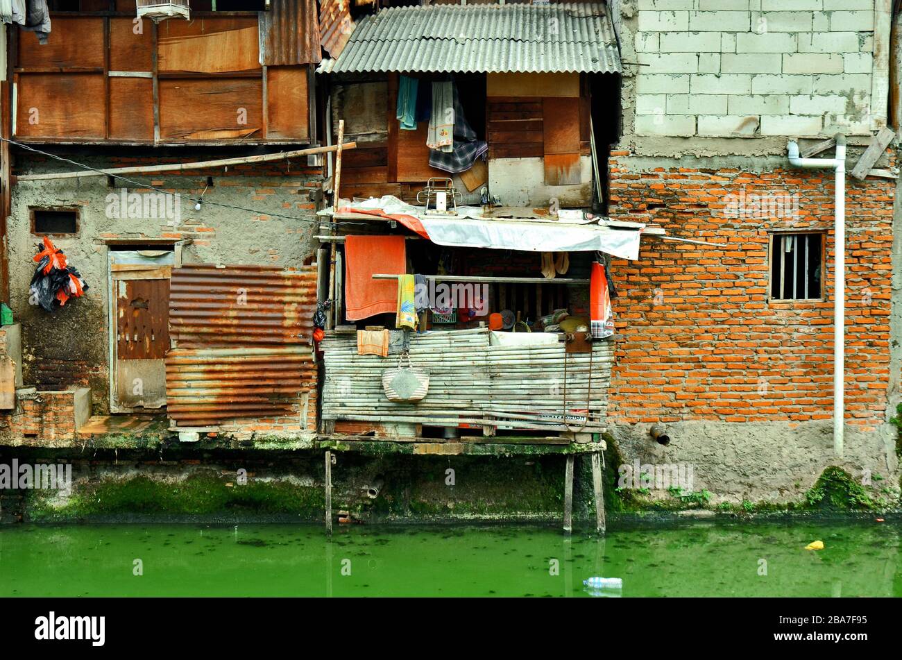 Slum house on the edge of a canal in Jakarta Stock Photo - Alamy