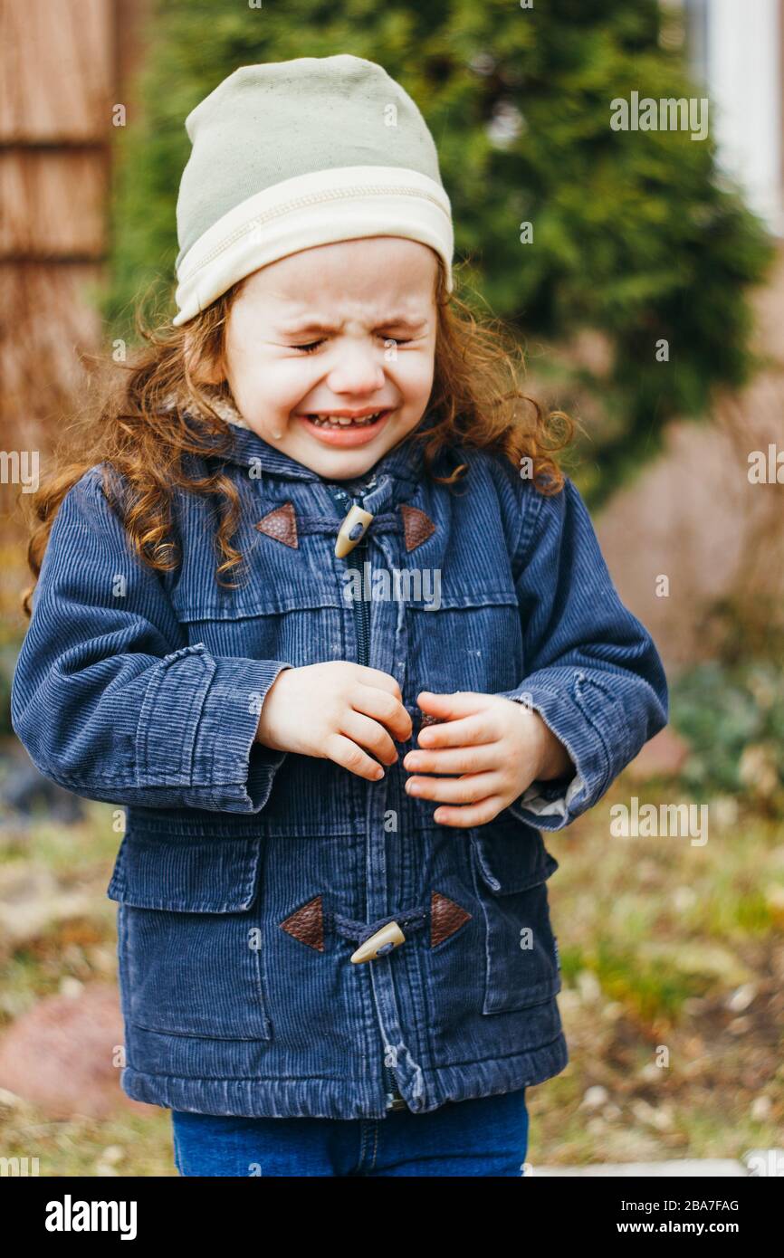 Little girl crying on the street. Hurt and tears of kid Stock Photo - Alamy