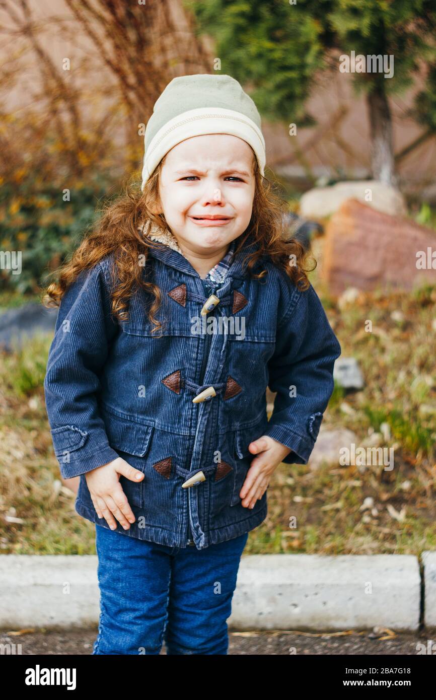 Little girl crying on the street. Hurt and tears of kid Stock Photo - Alamy
