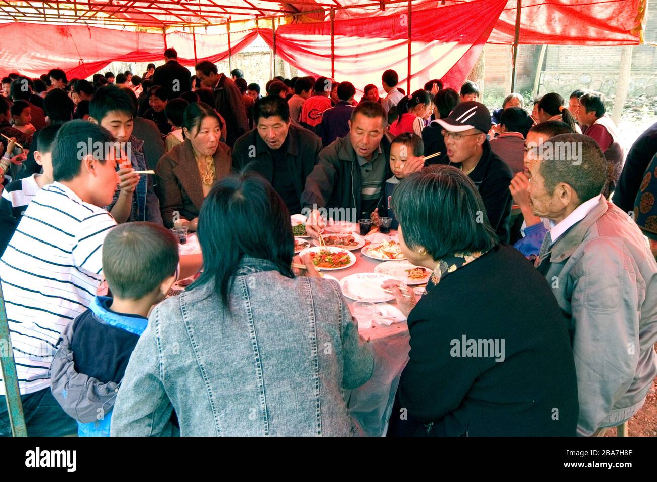 Chinese rural wedding banquet, a wide variety of dishes, many people ...