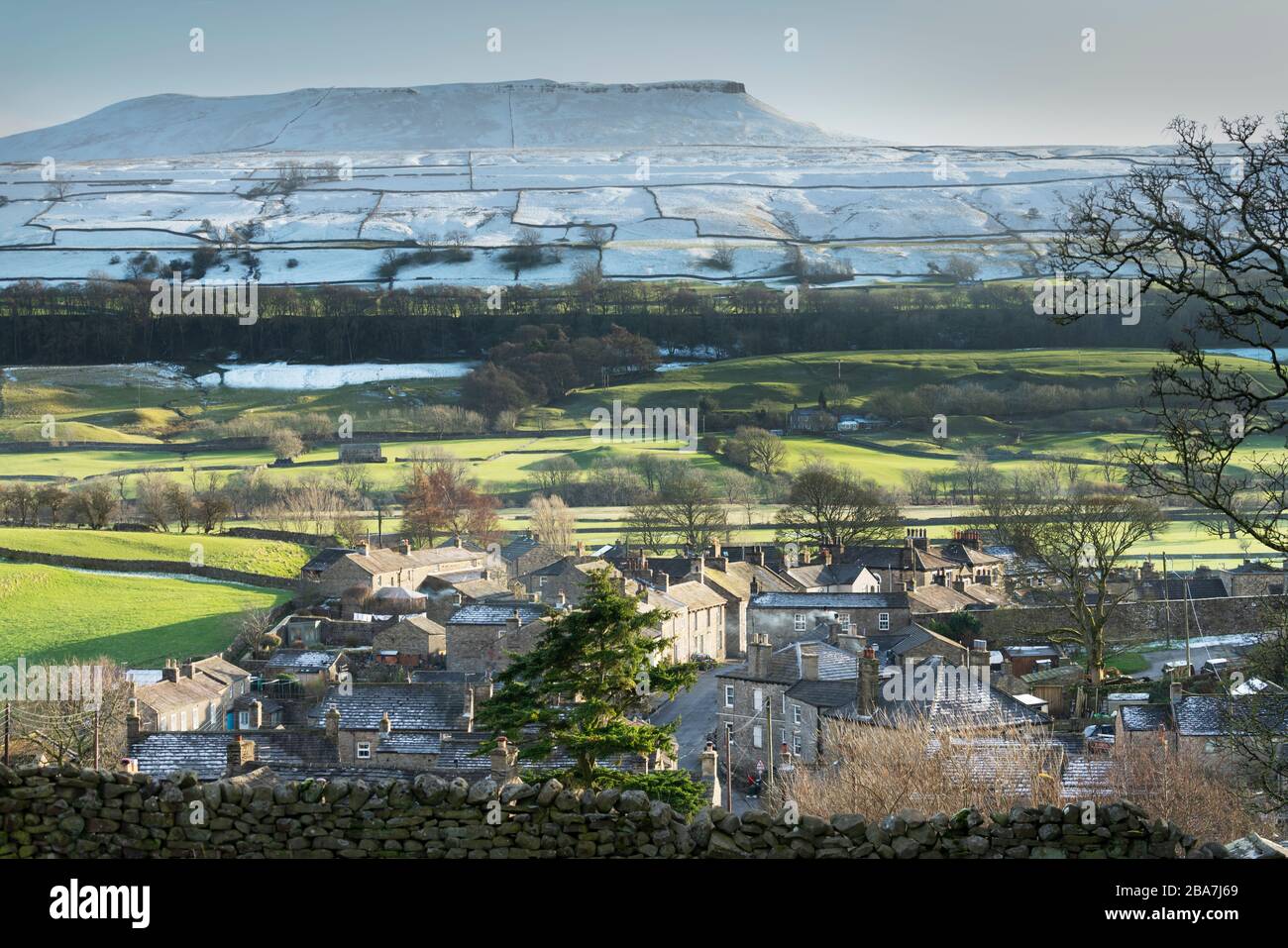 Askrigg village and snow capped Addlebrough in upper Wensleydale, The ...